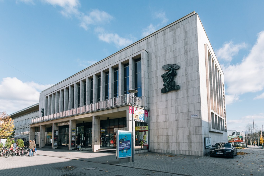 Dom Odborov Tikzilina Eu